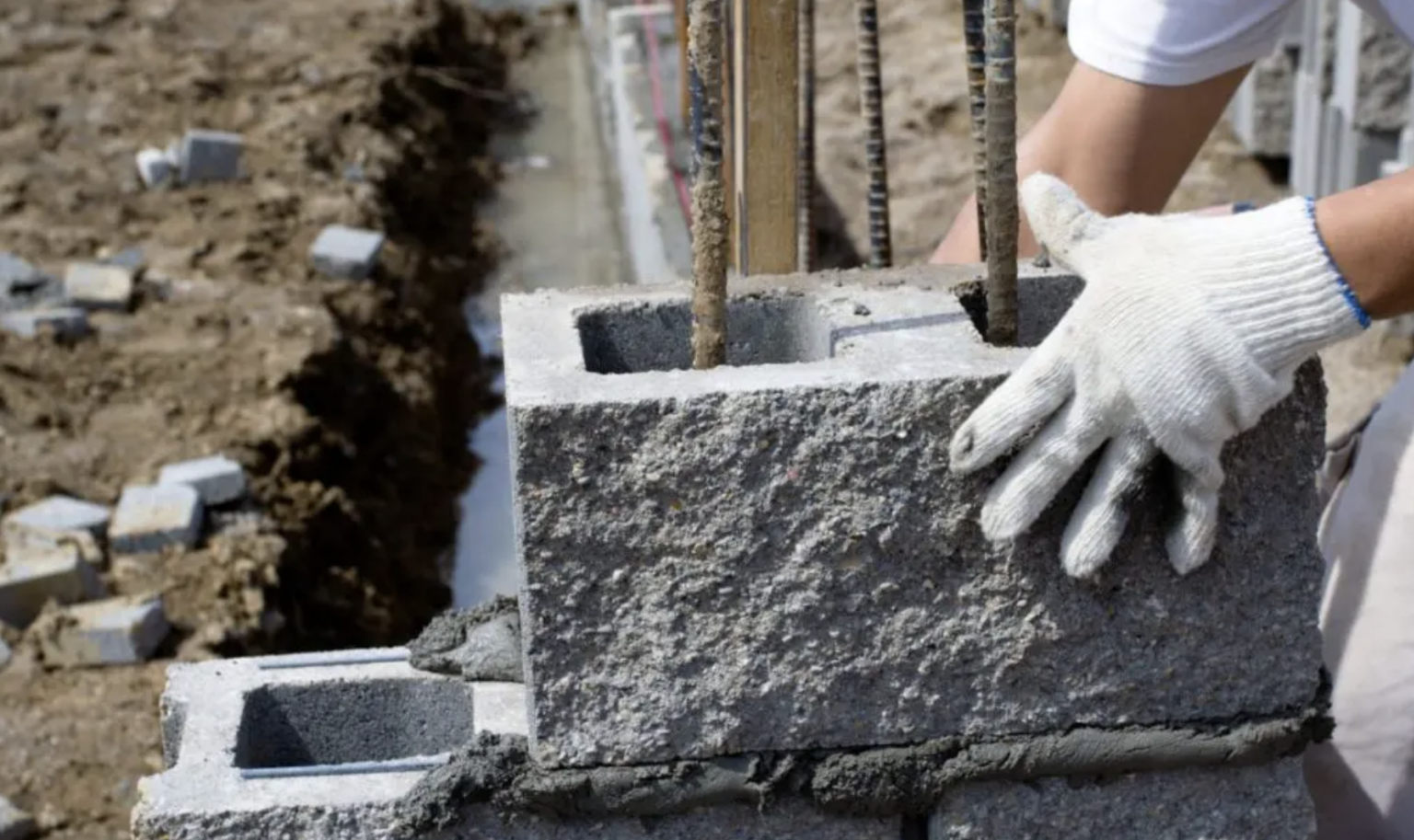 Construire un mur en parpaing : guide pas à pas