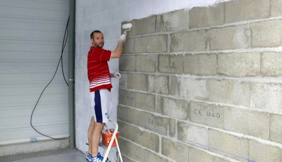 Comment enduire un mur en parpaing au rouleau